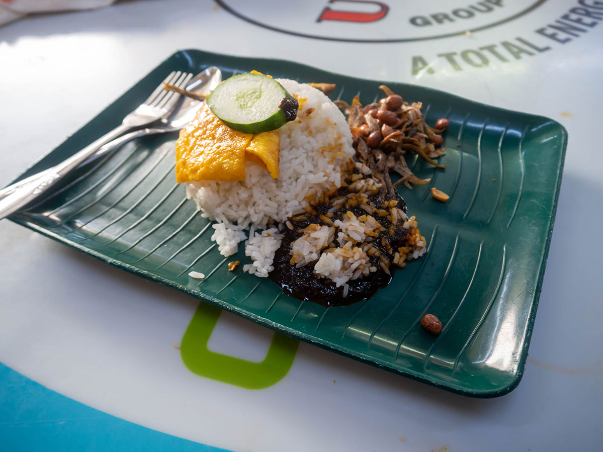 HDB | MNH – #HOTH: A Family that has Sold $1 Nasi Lemak for More Than 30 Years